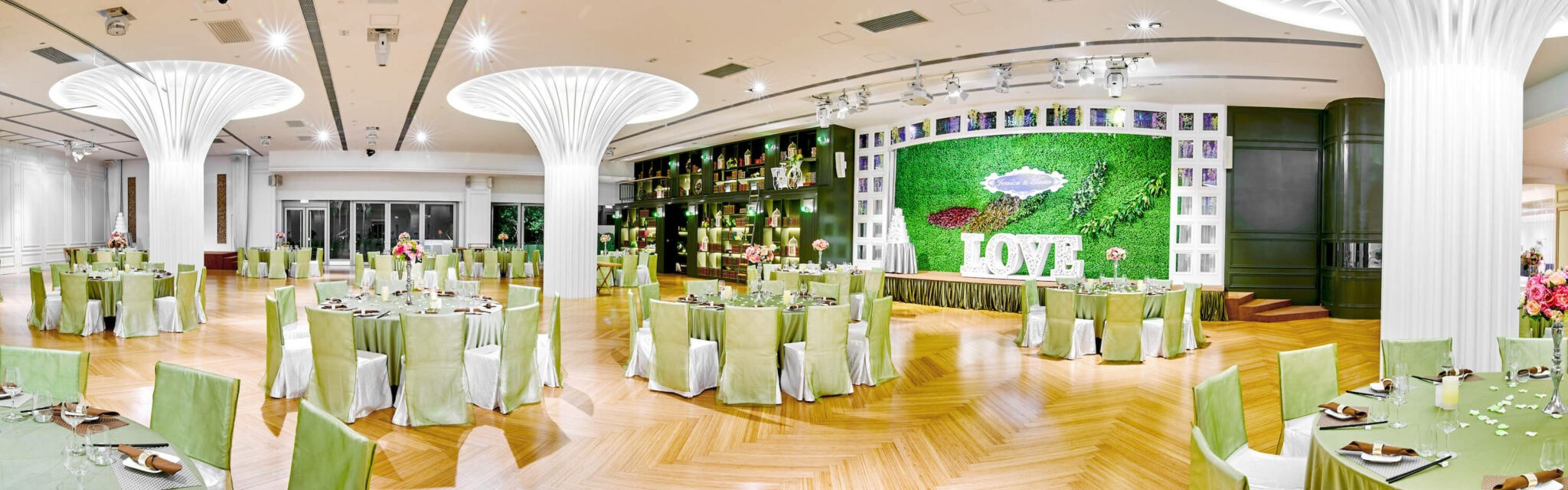 Club Banquet 專業會議統籌隊伍致力為客戶策劃至臻完美的宴會。